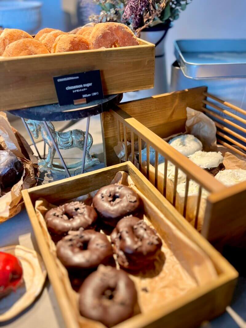 【CHAMELEÓN donuts(カメレオンドーナツ)－菊池郡菊陽町－】オープン後から大人気！素材に合わせて七変化するドーナツは全50種類 ...